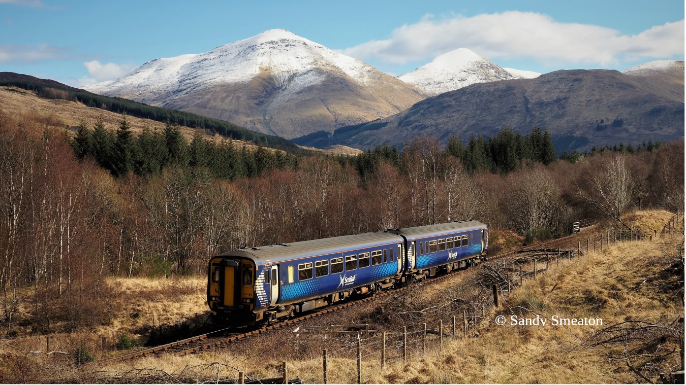 156458 approaching Ewich Viaduct between Tyndrum Lower and Crianlarich ...